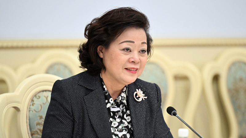 President Japarov awards Ambassdor of China Du Dewen with certificate ...
