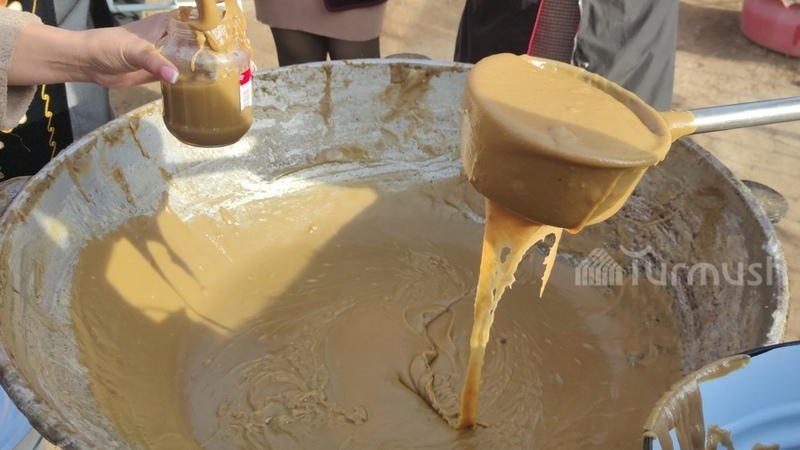 Why stones are added to the bottom of the cauldron when cooking sumolok ...