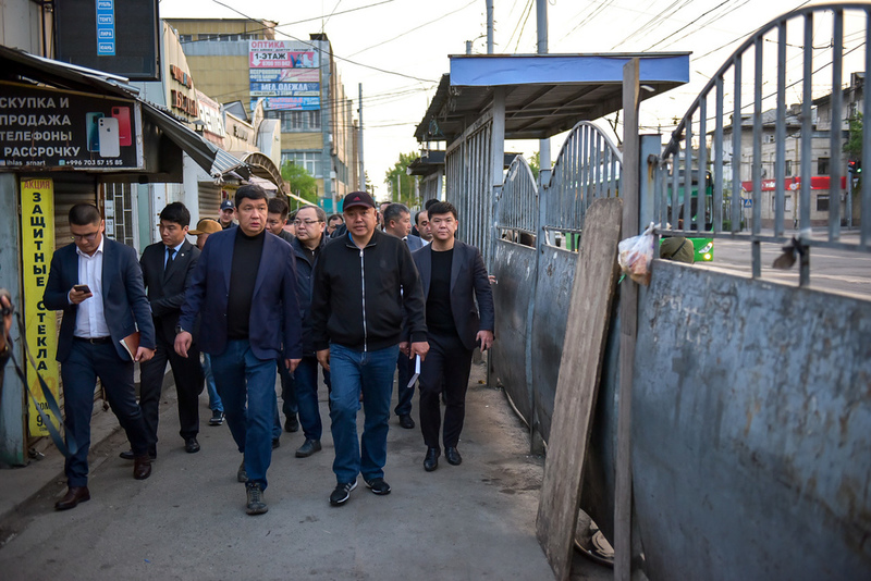 Bishkek mayor goes for 6AM walk in Leninskiy district to identify ...