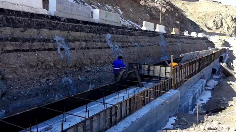 Road section at entrance to Boom gorge being reinforced with concrete ...
