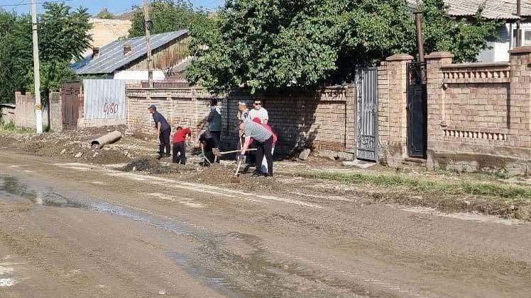 Mudflows flooding streets and blocking roads in Manas and Tash-Kumyr ...